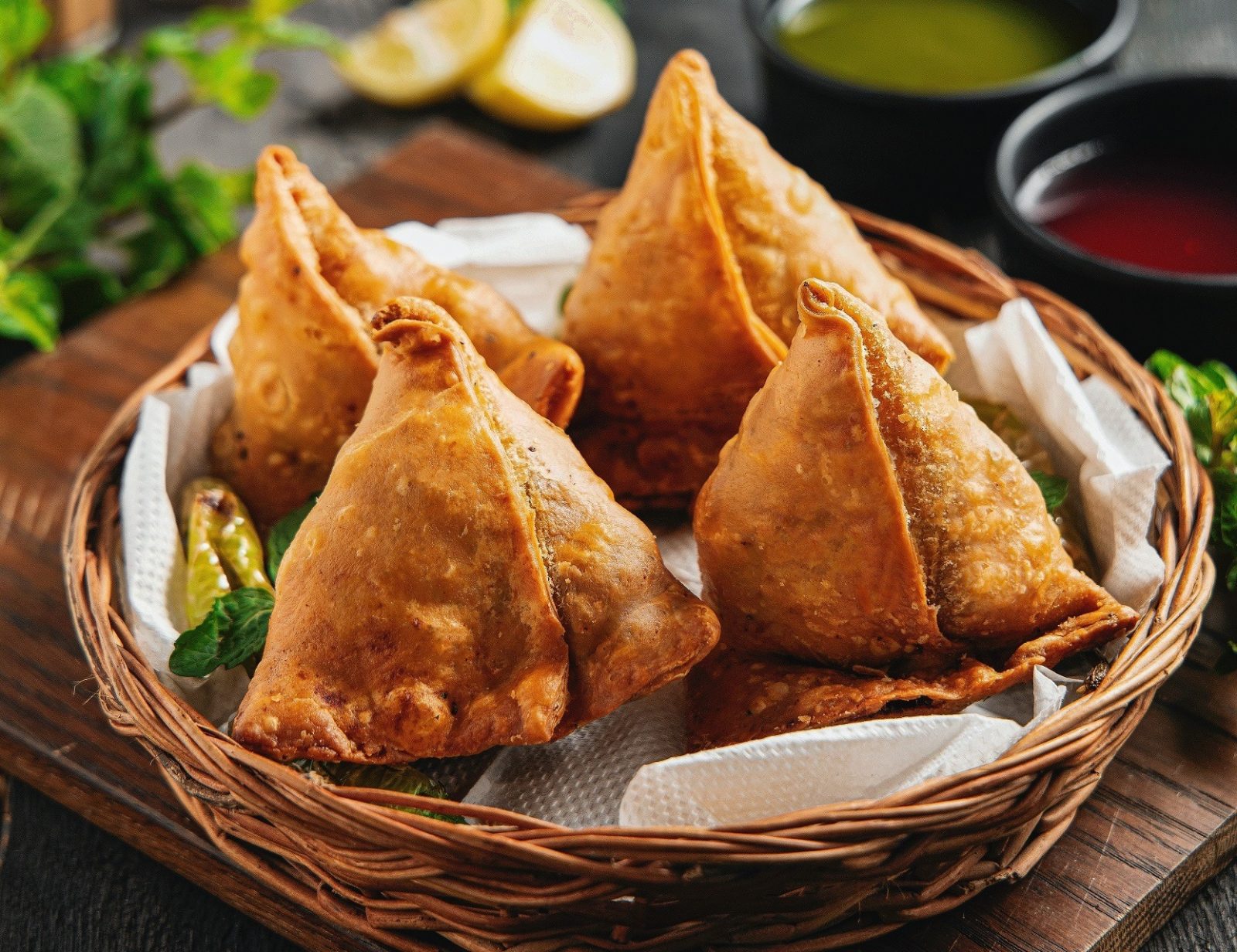 Samosa - recept na indické zeleninové trojhránky s mangovým dipem ...